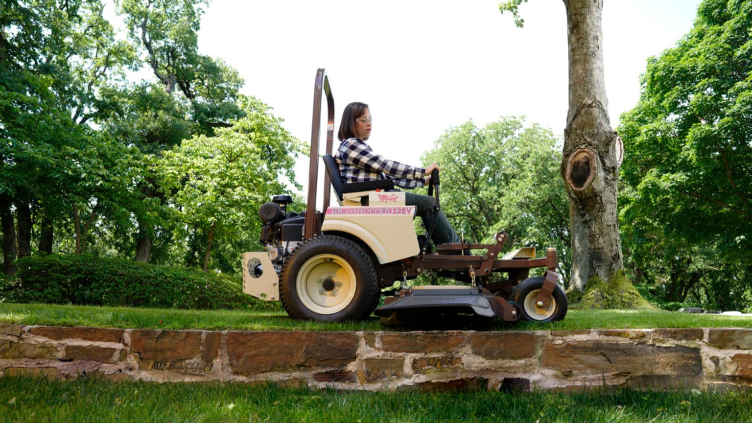 Grasshopper 226V Zero Turn Mower | Delecca's